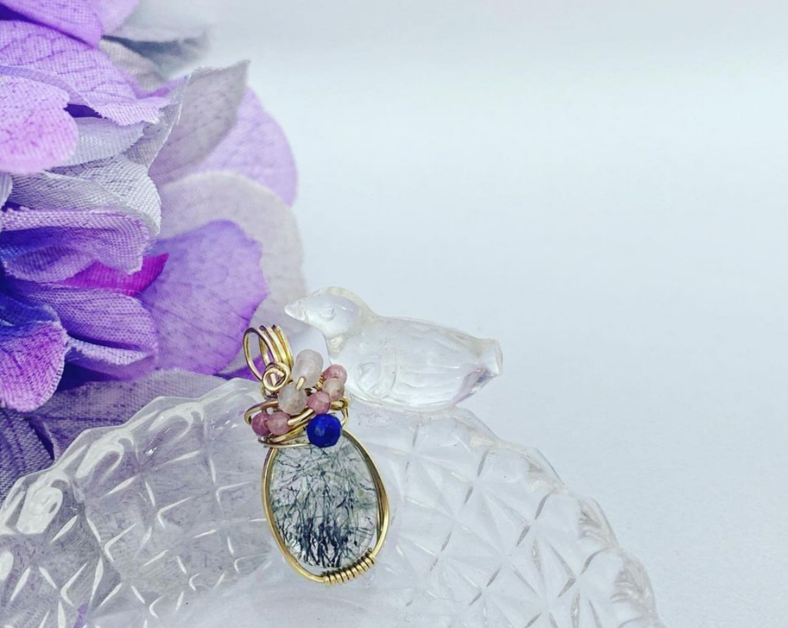 【デザイナー活動紹介】作品制作は癒し時間♪ | ワイヤージュエリーデザインと天然石のスクール WJDA ワイヤージュエリーデザイナーズアソシエーション